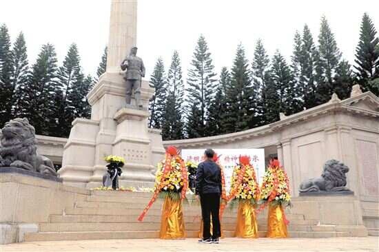 新快报-清明祭英烈
